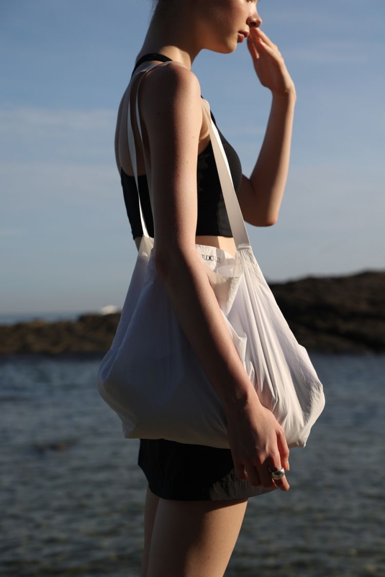 Uniqlo、OneBoy的勁敵來了！Studio Doe推出時髦「機能外套」，搭配長裙、短褲用成套穿搭征服簡約控！ | Bella.tw儂儂