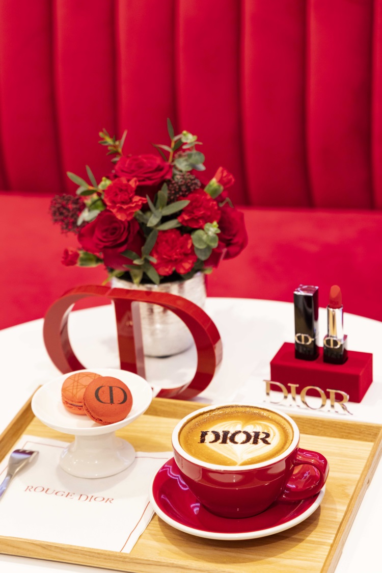 Dior美妝賺不夠？全台首間「Rouge Dior藍星時尚咖啡館」開張，法式下午茶、專業彩妝講座...為期兩週一位難求！ | Bella.tw儂儂