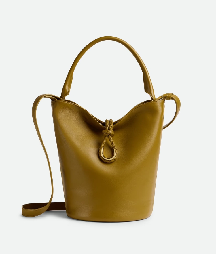 2025精品「水桶包」必收7款！Gucci、Loewe實用大容量，LV x 村上隆聯名20年後回歸熱度更驚人 | Bella.tw儂儂