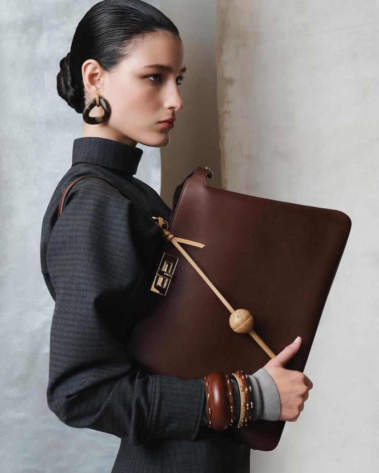 Lisa穿搭Fendi包包！7點解析為何「Peekaboo」問世16年依舊熱賣? | Bella.tw儂儂