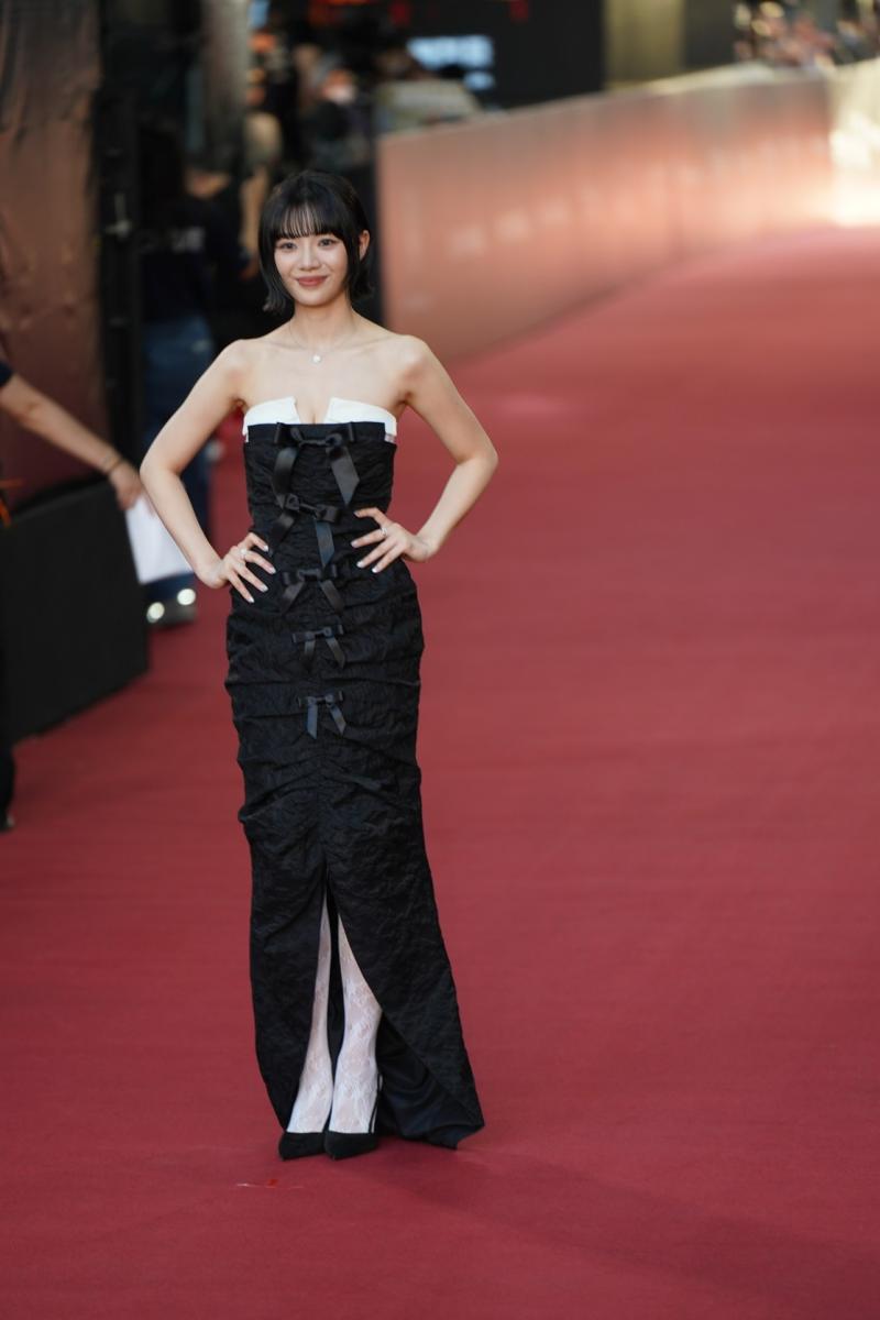 小S金鐘典禮見！唐綺陽神級美腿很吸睛，安心亞羽毛禮服性感滿分｜金鐘60 | Bella.tw儂儂