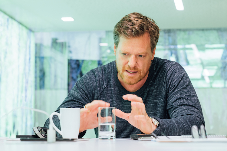 不鳥Supreme還被票選10大熱門品牌，這雙拖鞋證明自己酷又不過時 | Bella.tw儂儂