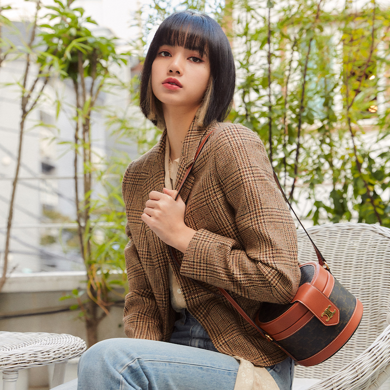 Celine16包先退下！Blackpink Lisa也愛的Tambour圓筒包，用3大設計成為秒殺款！ | Bella.tw儂儂