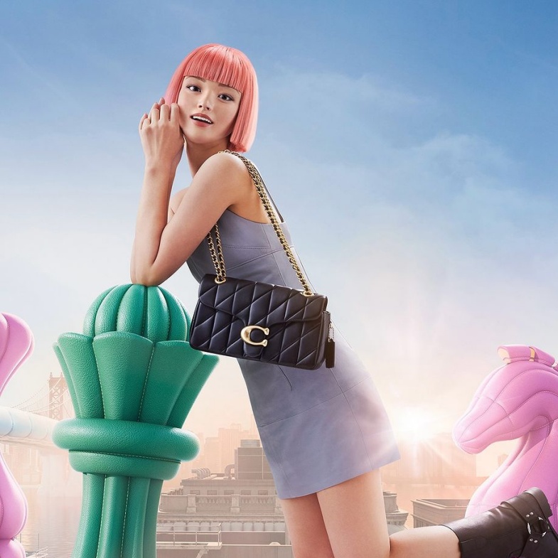連 Coach 也找「AI網紅」拍攝形象照！粉紅短髮 Imma、雀斑女孩 Lil Miquela…這4個虛擬 KOL 將生活過得比真人精彩 | Bella.tw儂儂